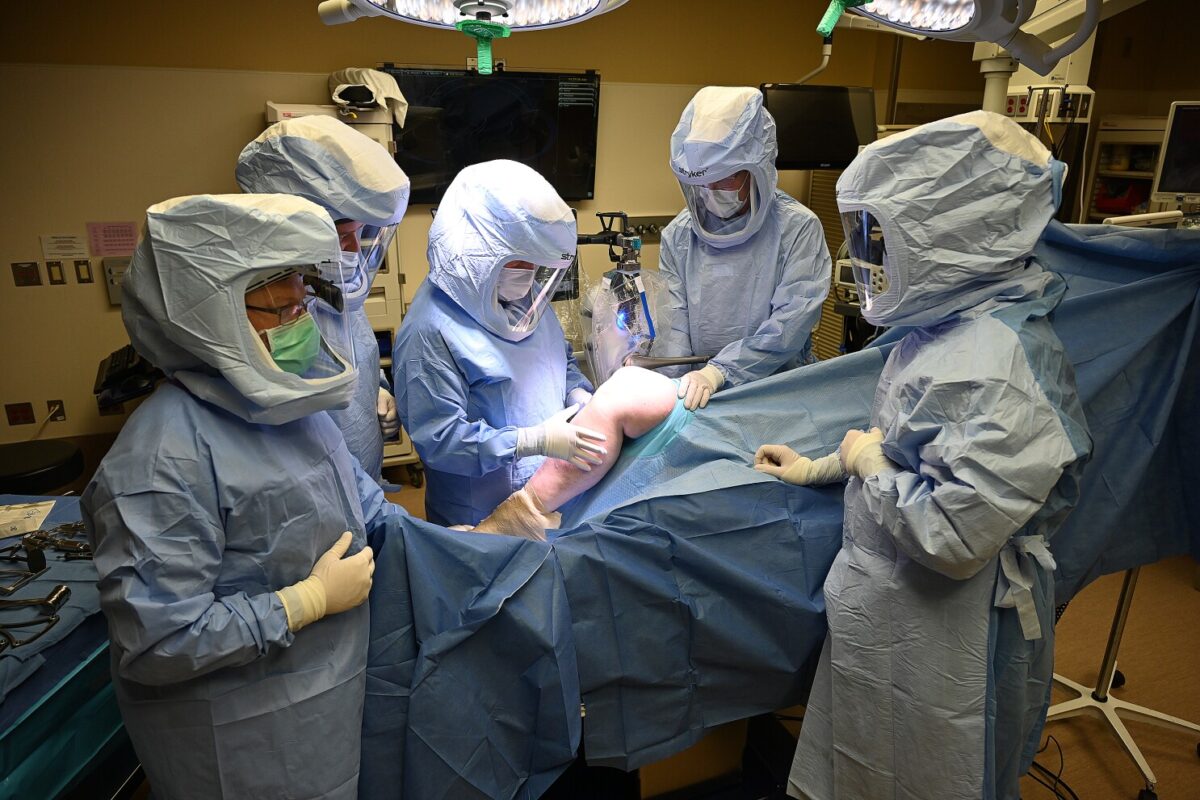 Choosing the Right Knee Replacement Surgeon: Key Factors to Consider ...